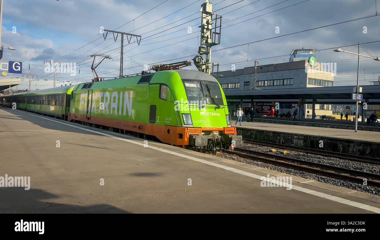 Eisenbahnverkehr in Essen. Flixtrain Hamburg - Köln. DEU, Deutschland ...