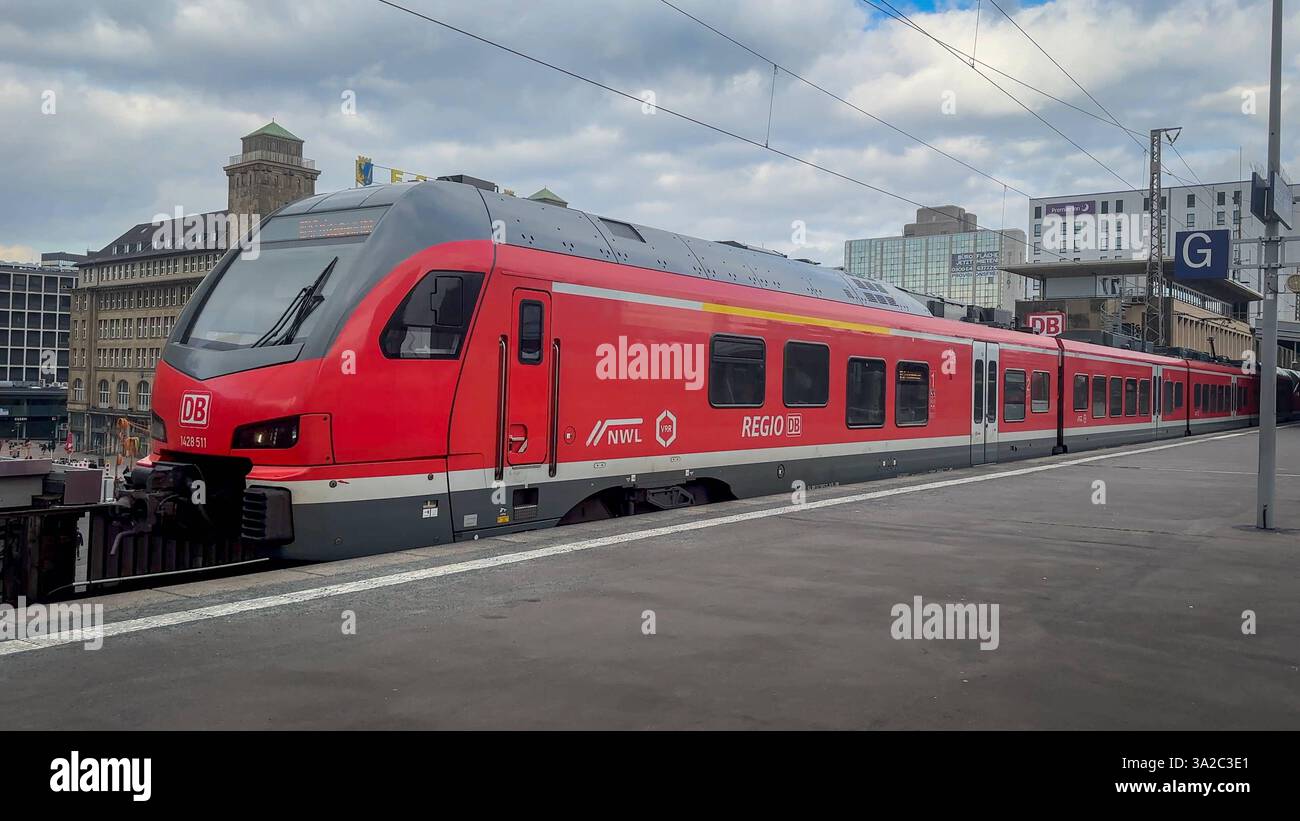 Eisenbahnverkehr in Essen. Regionalexpress Zug der Deutschen Bahn. RE42 ...