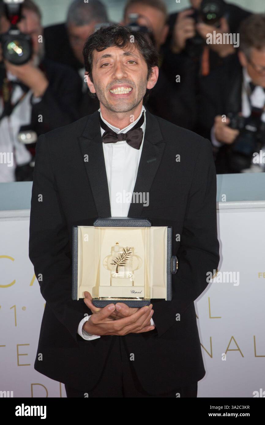 CANNES, FRANCE - MAY 19: Actor Marcello Fonte poses with the Best Actor ...