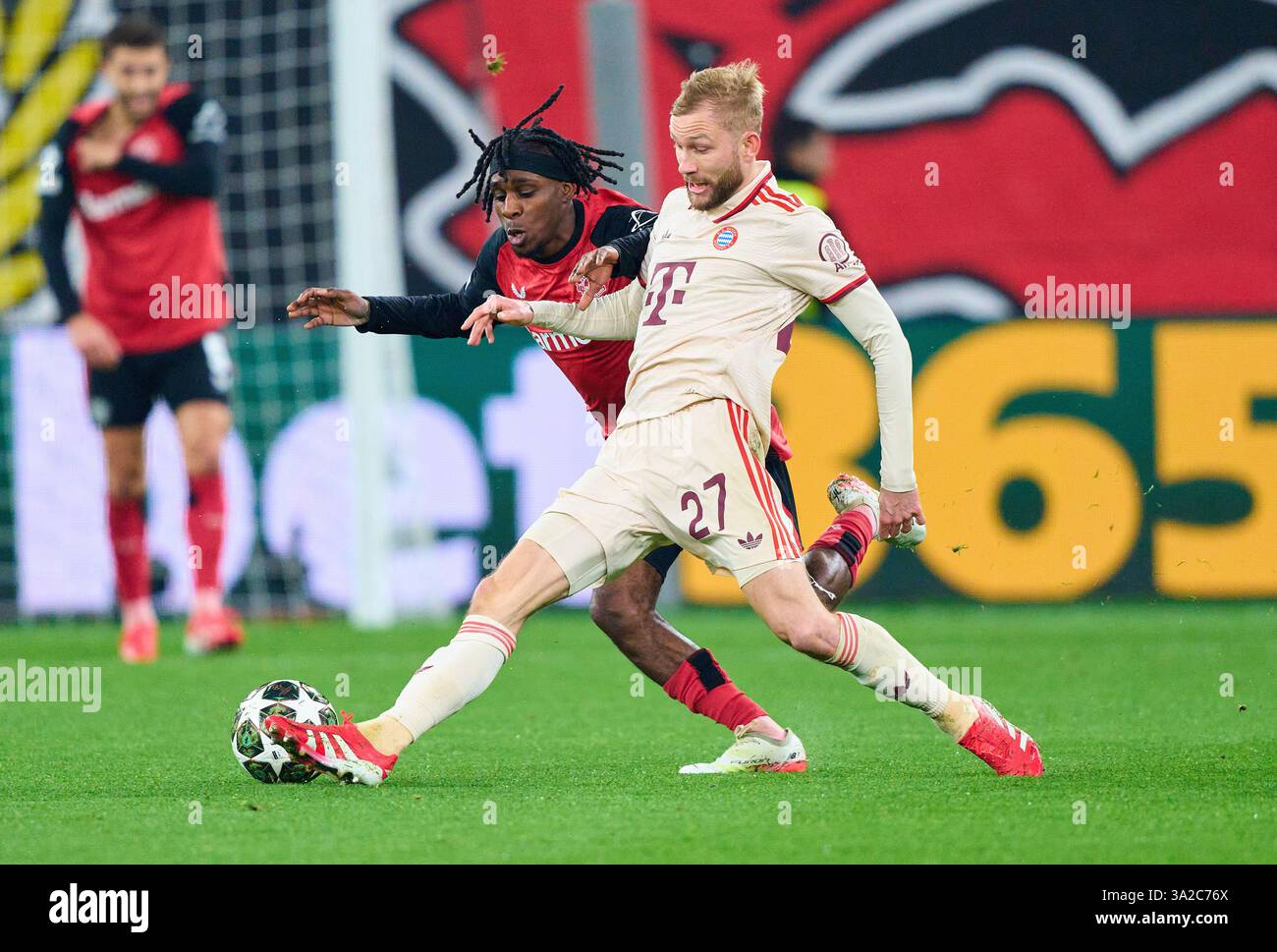 Konrad Laimer, FCB 27 compete for the ball, tackling, duel, header ...