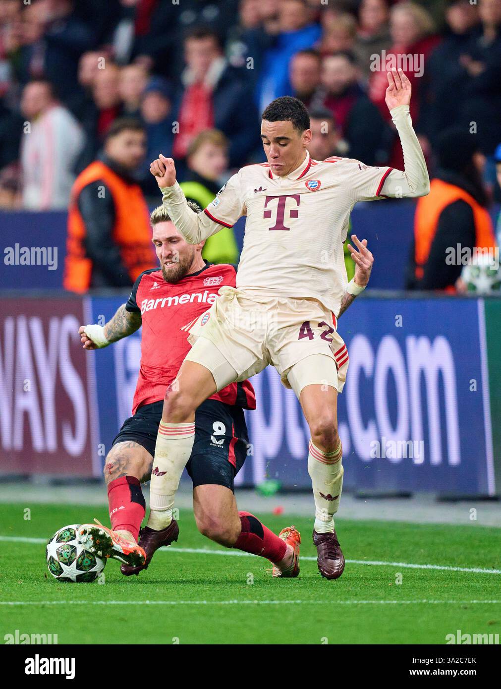 Jamal MUSIALA, FCB 42 compete for the ball, tackling, duel, header ...