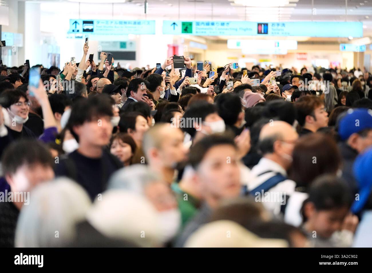 Fans await the arrival of the Los Angeles Dodgers at Tokyo ...