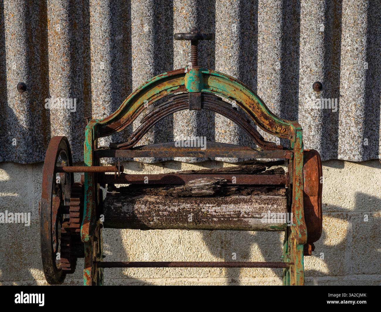 Old mangle hi-res stock photography and images - Alamy