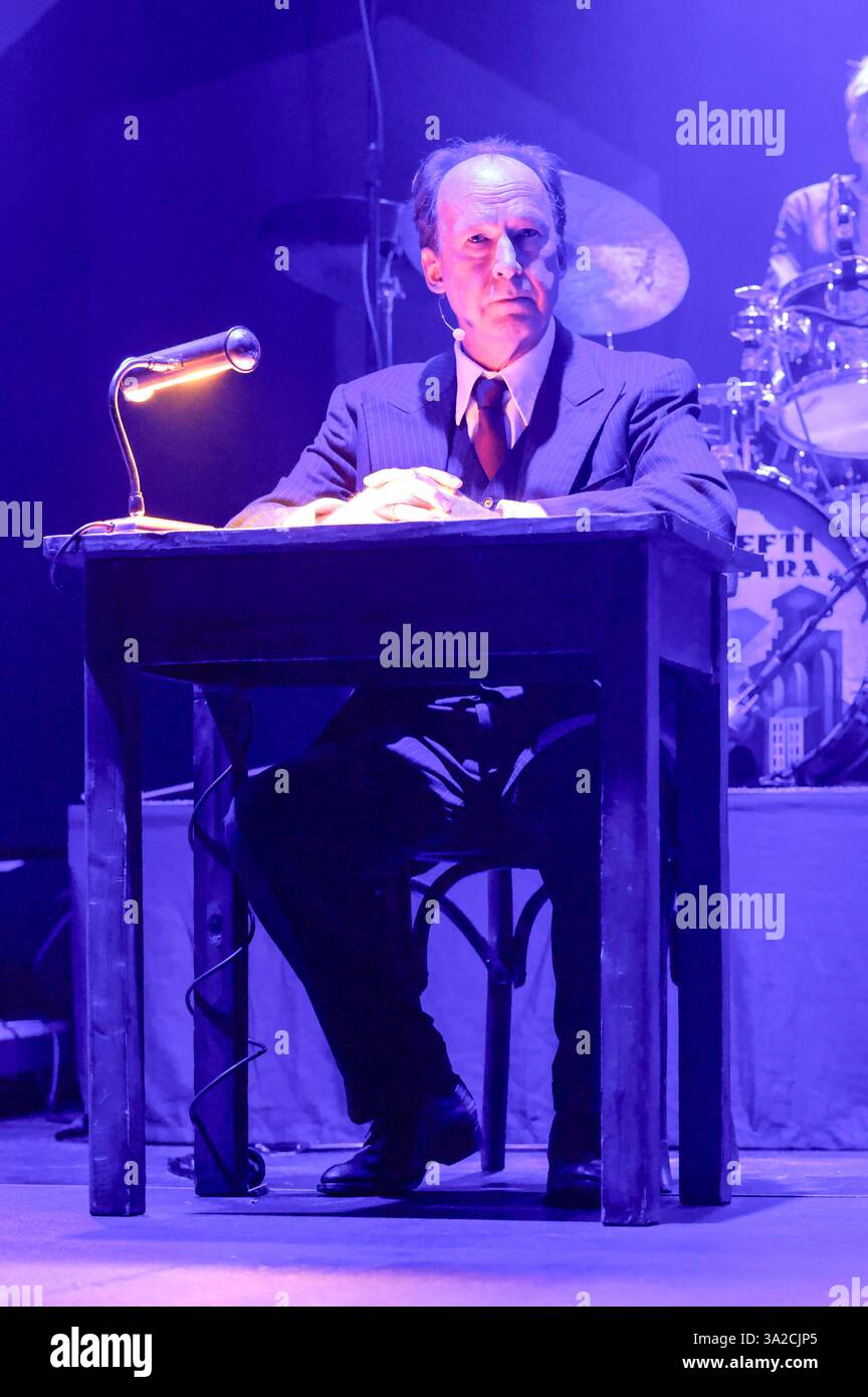 Ulrich Noethen und das Moka Efti Orchestra bei der musikalischen Lesung ...