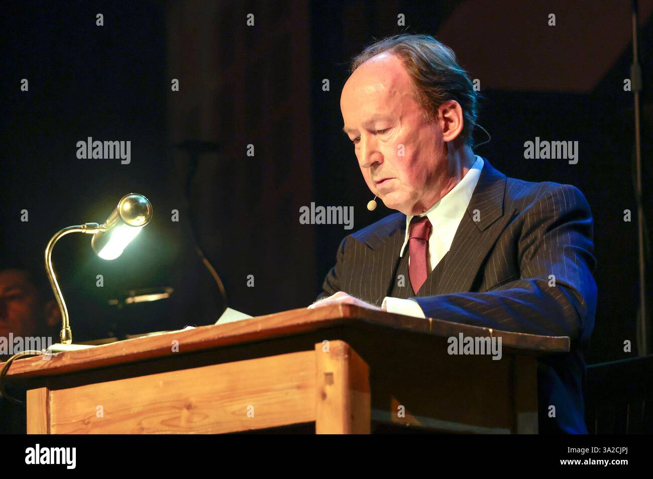 Ulrich Noethen und das Moka Efti Orchestra bei der musikalischen Lesung ...