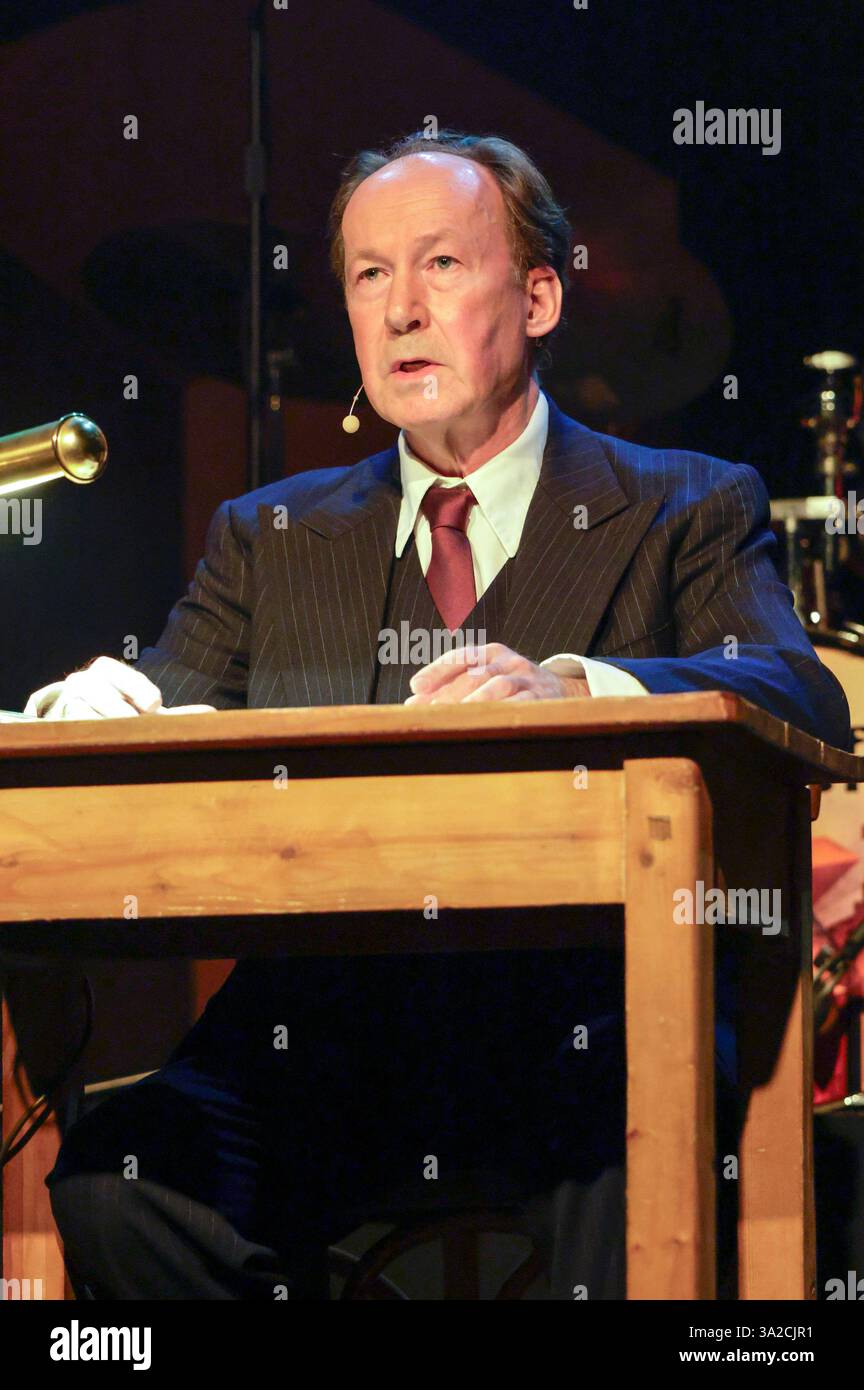 Ulrich Noethen und das Moka Efti Orchestra bei der musikalischen Lesung ...