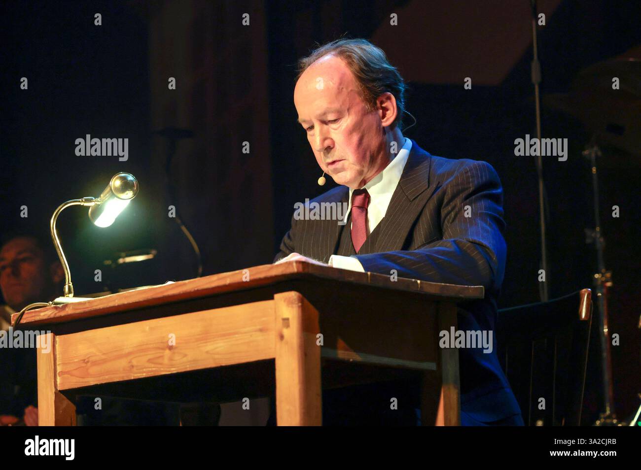 Ulrich Noethen und das Moka Efti Orchestra bei der musikalischen Lesung ...