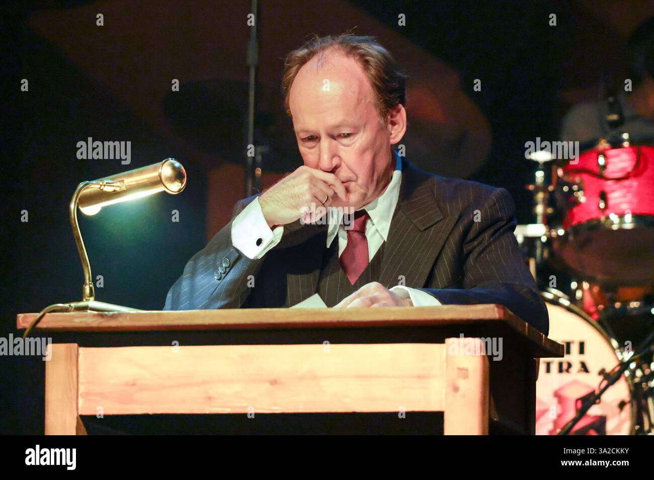 Ulrich Noethen und das Moka Efti Orchestra bei der musikalischen Lesung ...