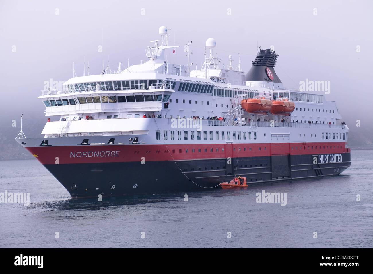 Hurtigruten Schiff Nordnorge bei der Ausfahrt aus dem Hafen von ...