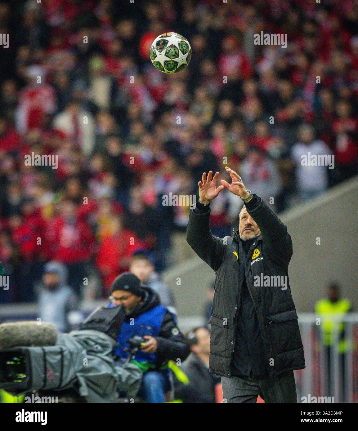 Lille, Germany. 12th Mar 2025. Trainer Niko Kovac (BVB) fängt adidas ...