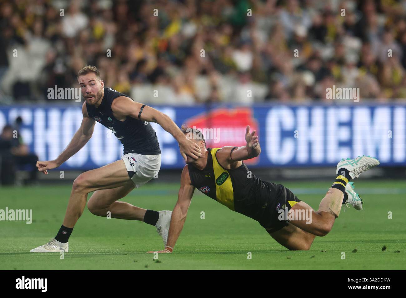 Harry McKay of the Blues and Toby Nankervis of the Tigers compete ...