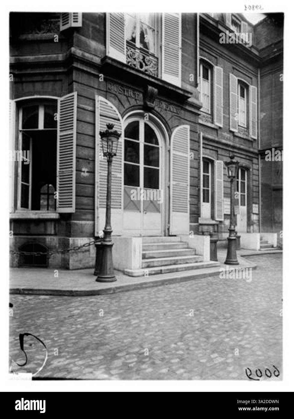 This 1910 photograph shows the courtyard façade of the Hôtel du Fermier ...