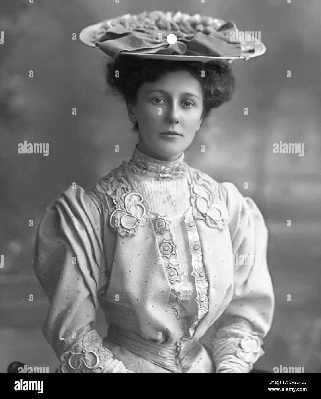 Edwardian hat hi-res stock photography and images - Alamy