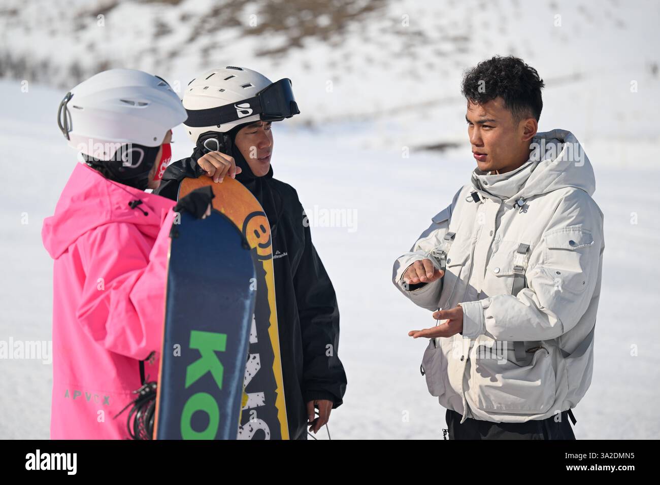 (250313) -- XINYUAN, March 13, 2025 (Xinhua) -- Mirbek Tlobek (1st R ...