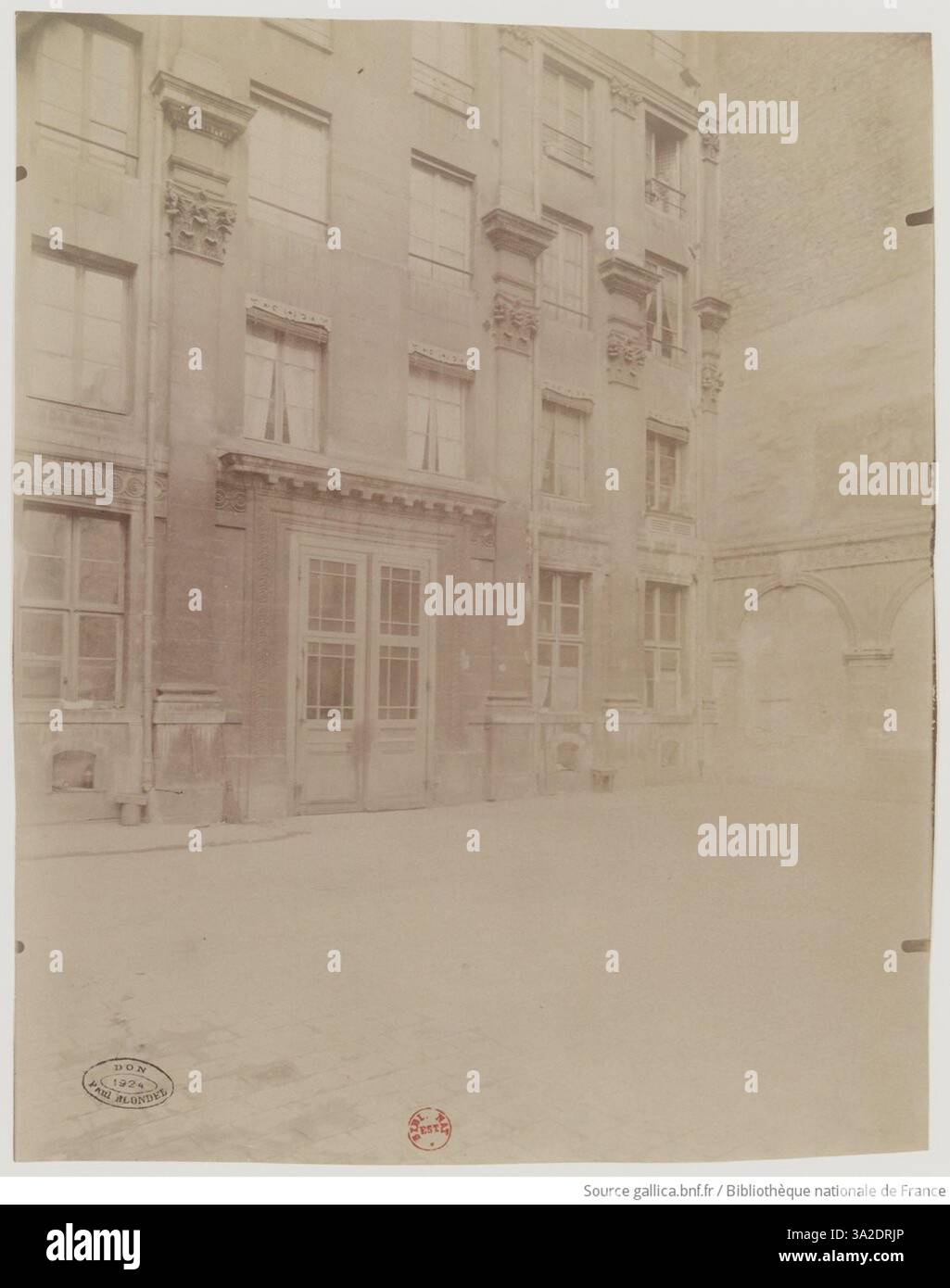 Eugène Atget's photograph of the Hôtel Richelieu at 18 quai de Béthune ...