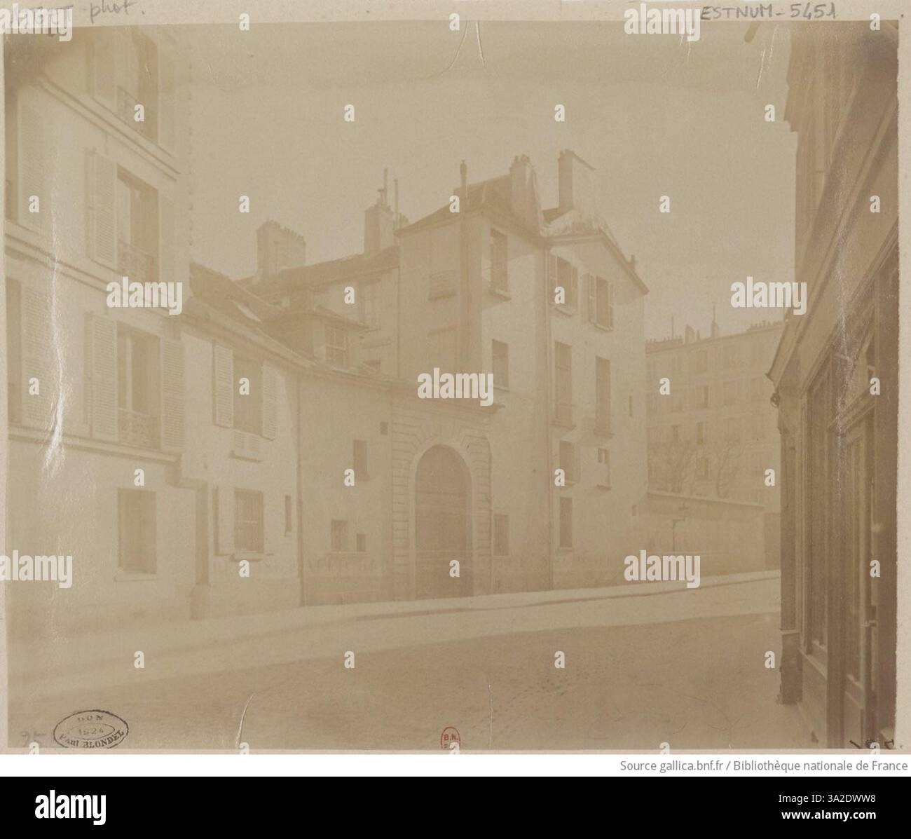 This 1901 photograph by Eugène Atget shows the Couvent des Carmélites ...