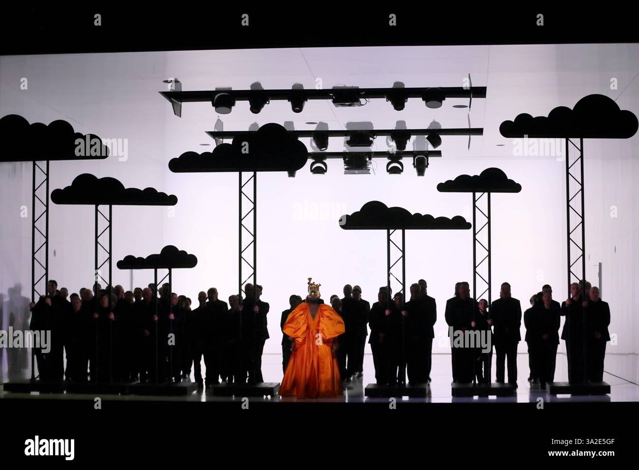 John Holiday als Echnaton und Ensemble während der Fotoprobe für ...