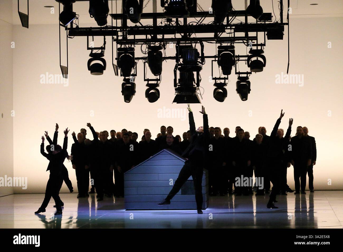 Ensemble während der Fotoprobe für Echnaton in der Komischen Oper im ...