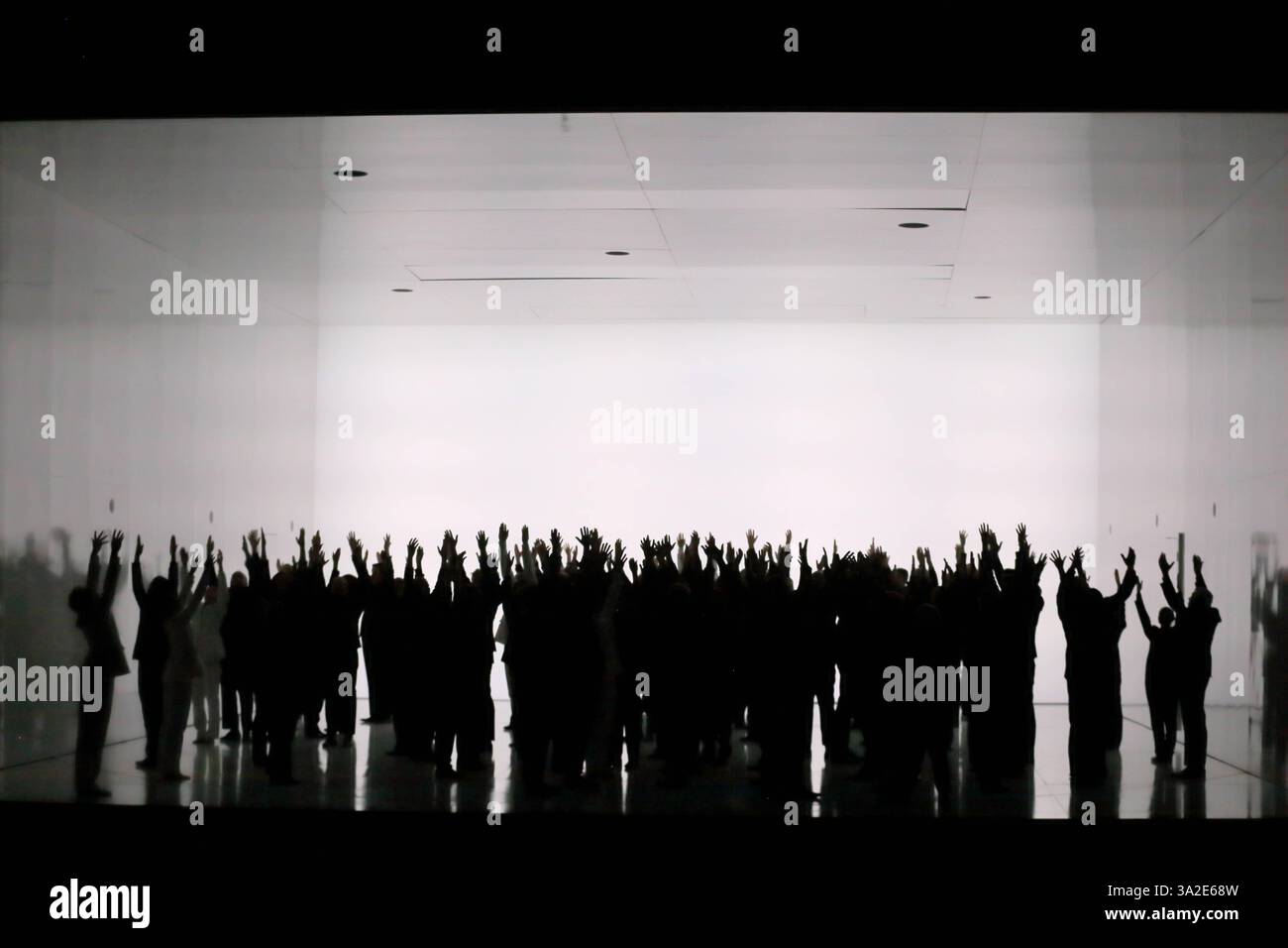 Ensemble während der Fotoprobe für Echnaton in der Komischen Oper im ...