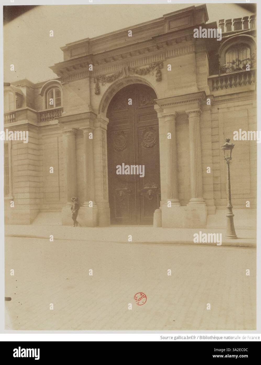 This photograph by Eugène Atget of the Hôtel de Pontalba at 41 rue ...
