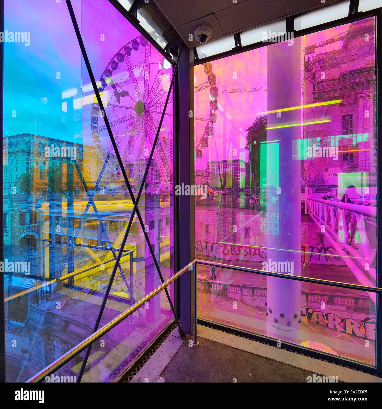 Marollescence, art installation The Cube, coating of the windows with ...