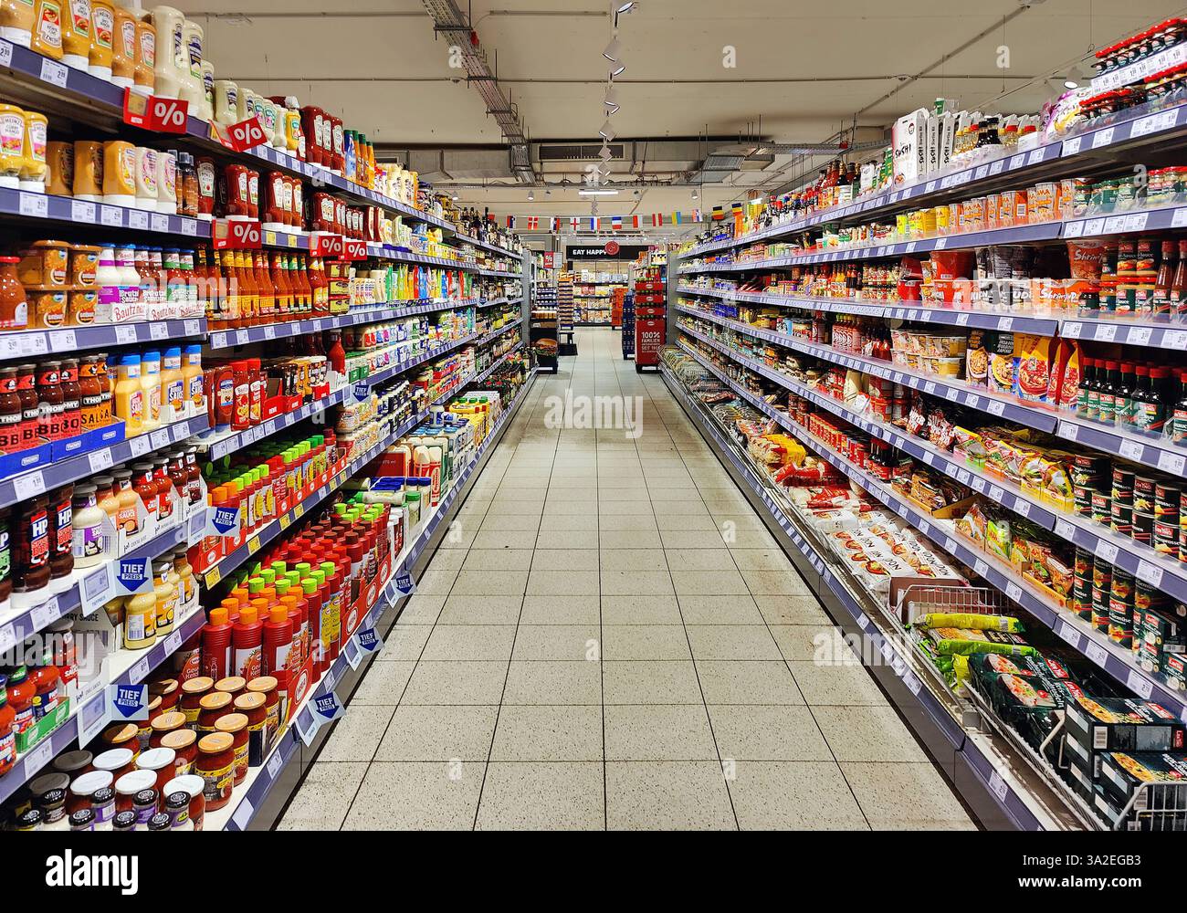 Grocery store aisle format hi-res stock photography and images - Alamy