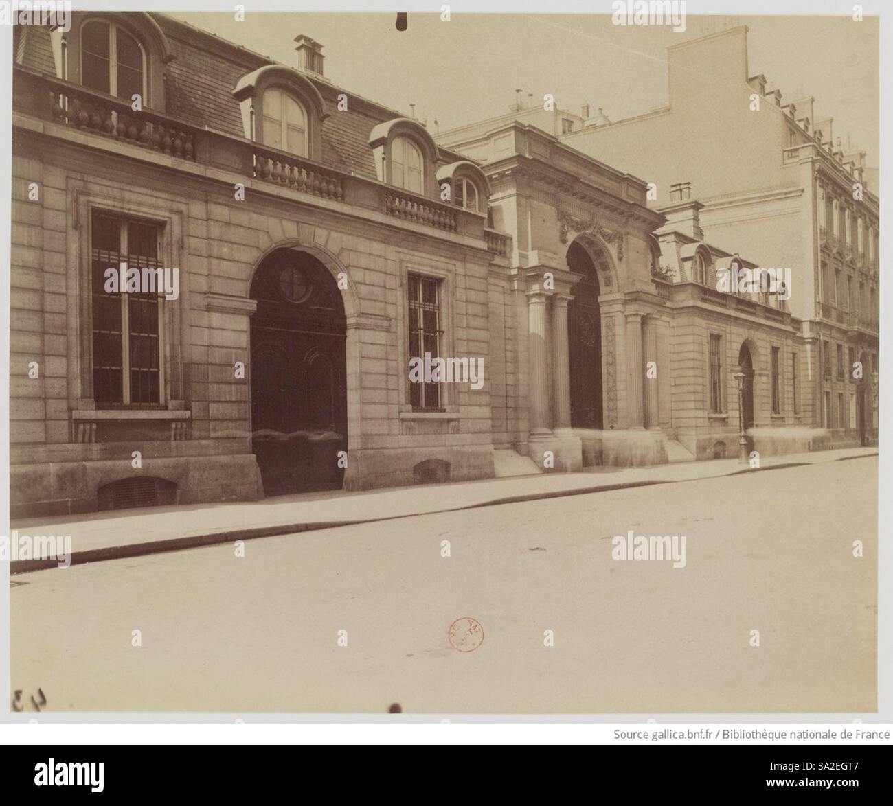 Eugène Atget’s photograph of Hôtel Pontalba at 41 Faubourg Saint-Honoré ...
