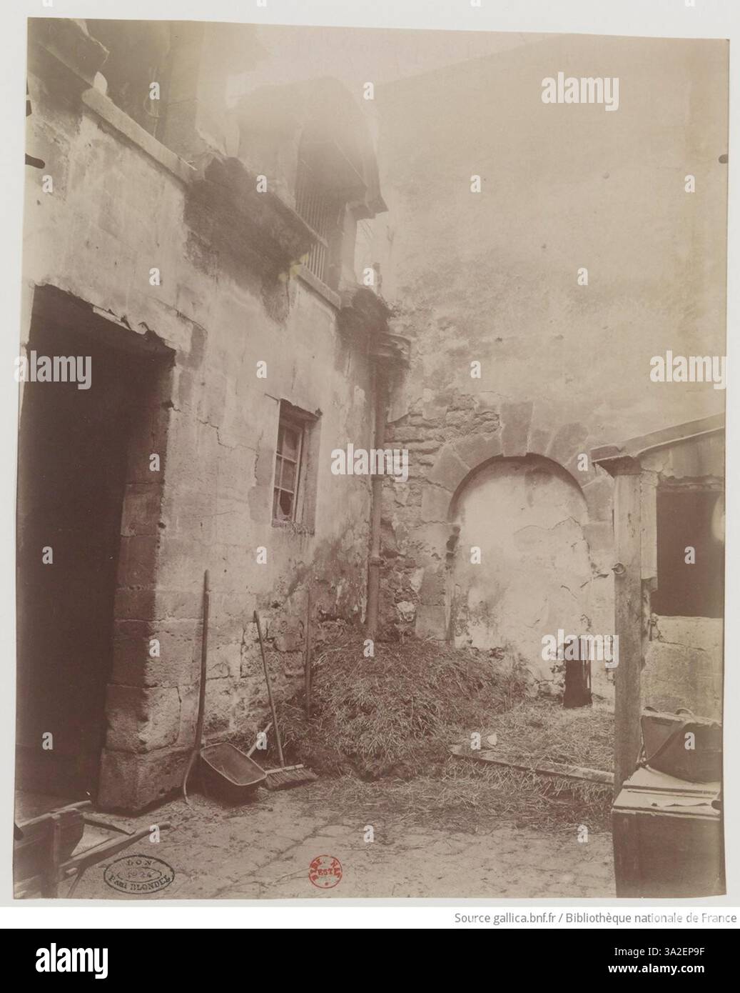 Eugène Atget’s photograph of Hôtel Richelieu at 18 Quai de Béthune ...