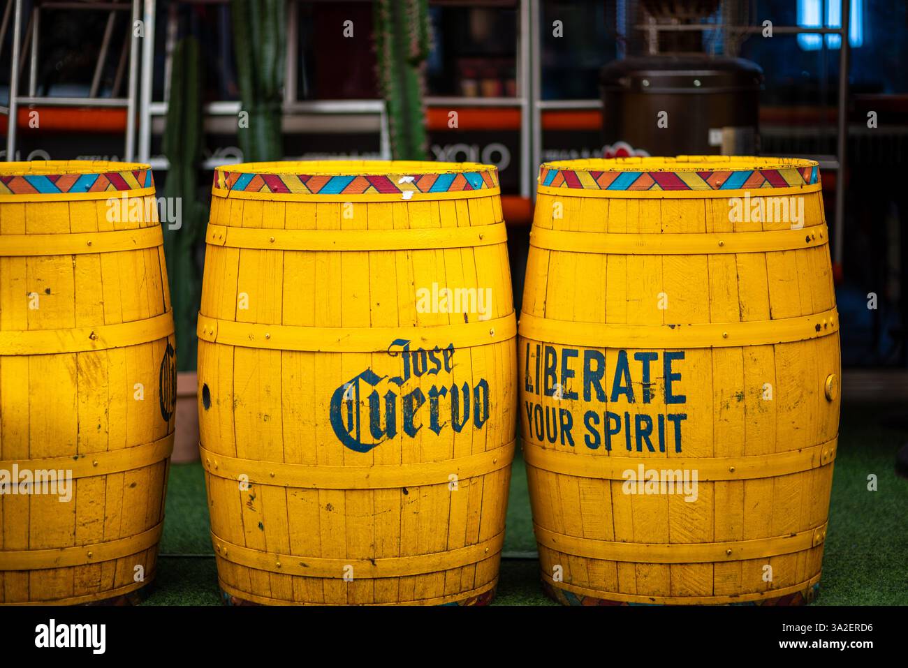 Bars and clubs in Itaewon commercial district known for its vibrant ...