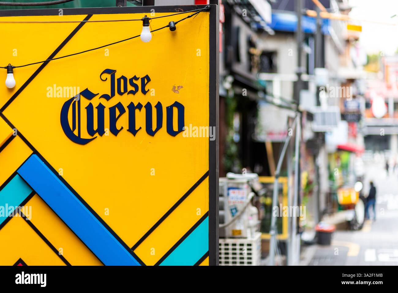 Bars and clubs in Itaewon commercial district known for its vibrant ...