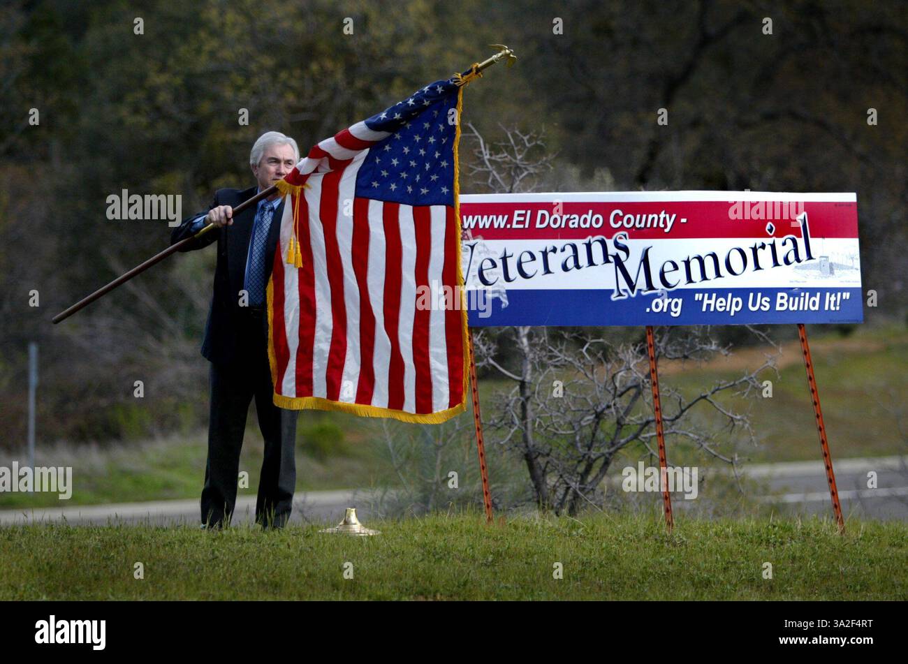 William Schultz a Korean and Vietnam Veteran unrolls the flag at the ...