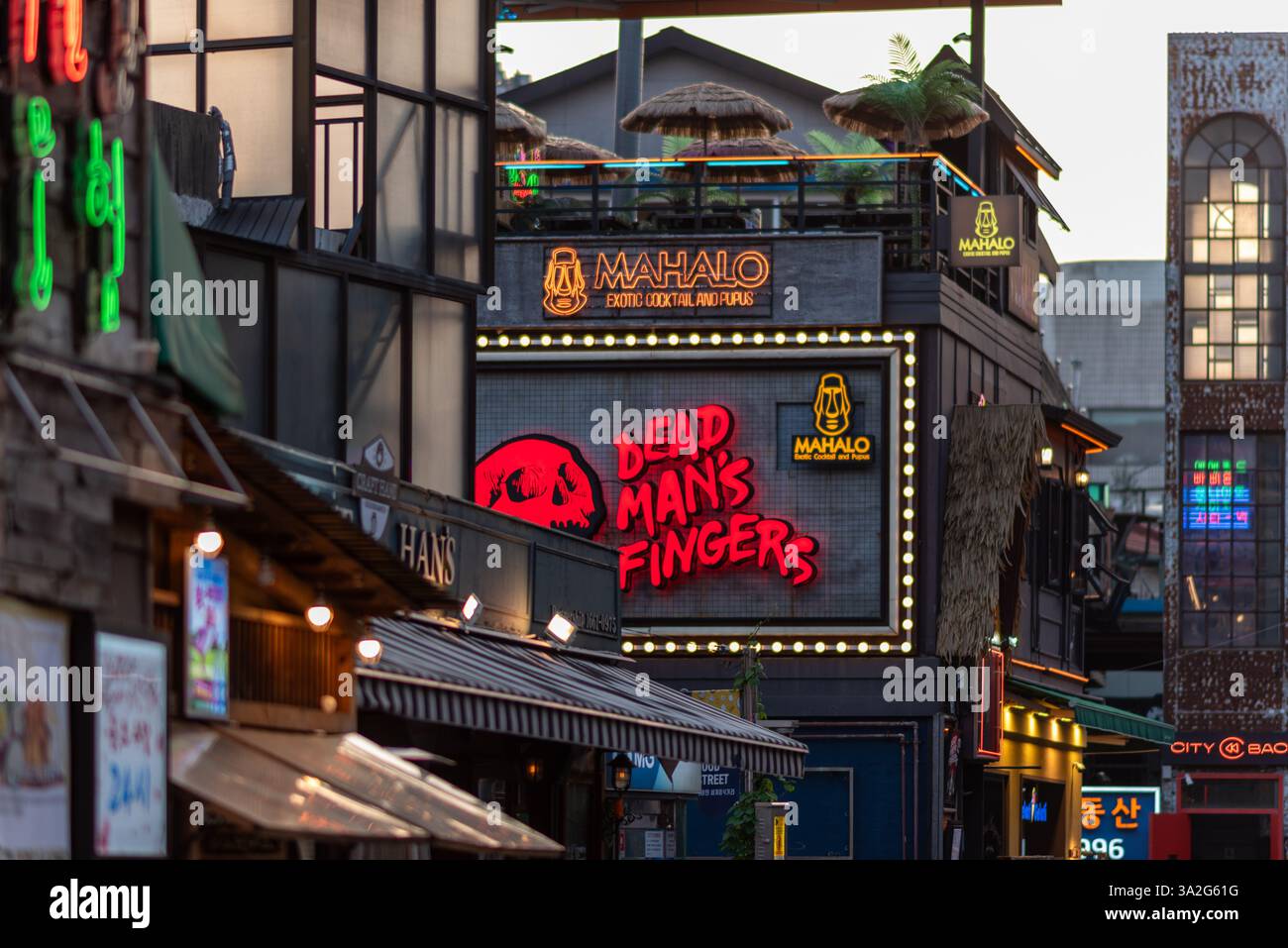 Bars and clubs in Itaewon commercial district known for its vibrant ...