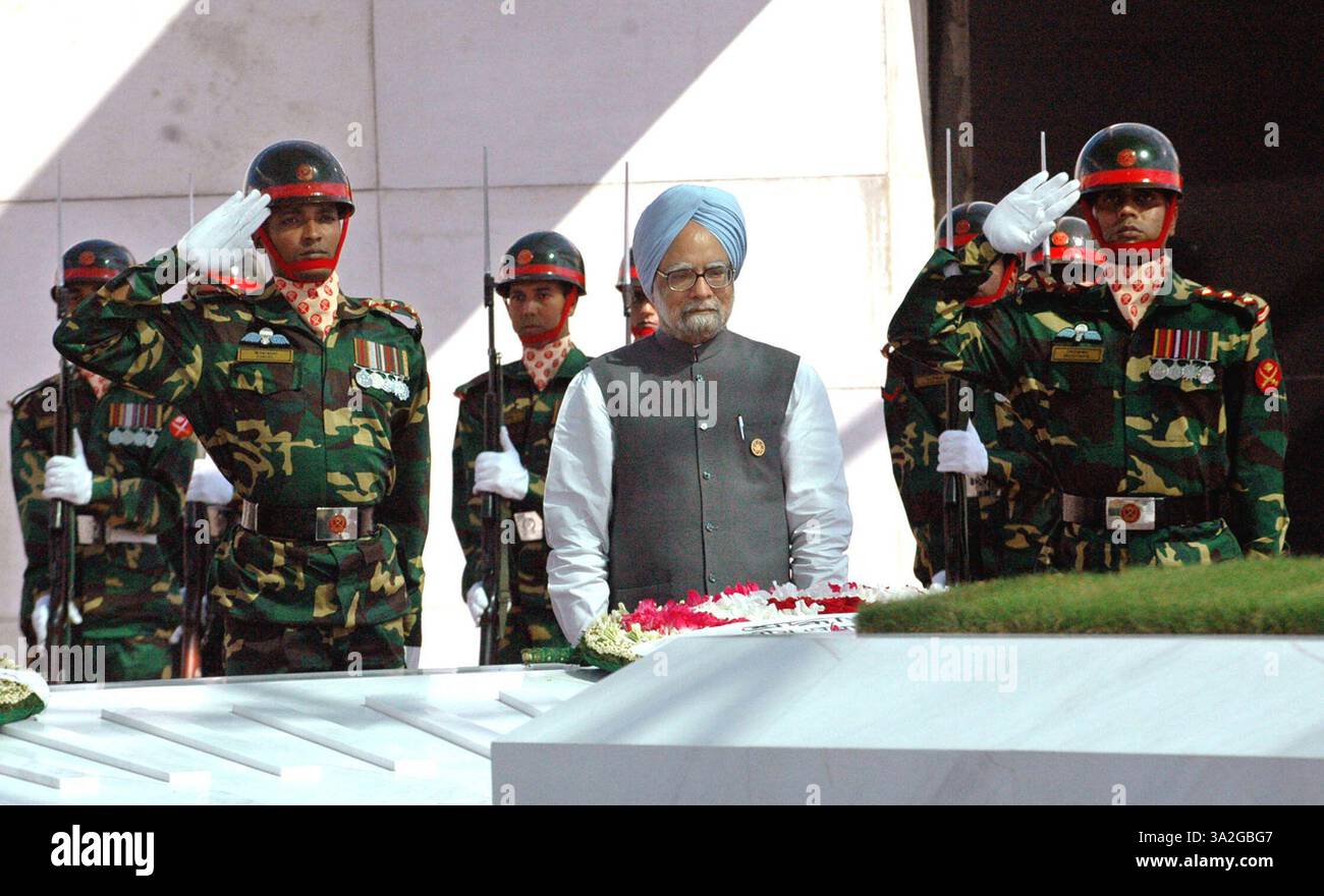 Nov 12, 2005; Dhaka, INDIA; Indian Prime Minister MANMOHAN SINGH pays homage at the Mazar of ...
