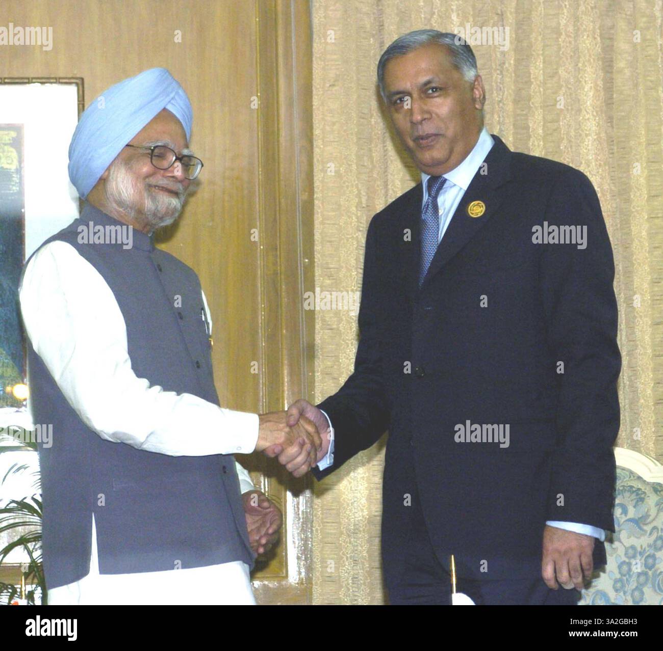 Nov 12, 2005; Dhaka, INDIA; Indian Prime Minister MANMOHAN SINGH meets ...
