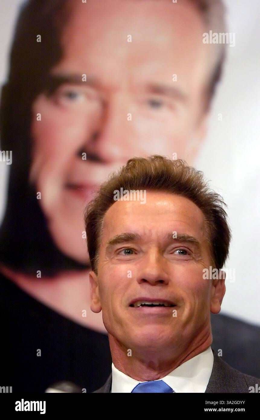 Nov 18, 2005; Hong Kong, CHINA; With his image behind him California ...