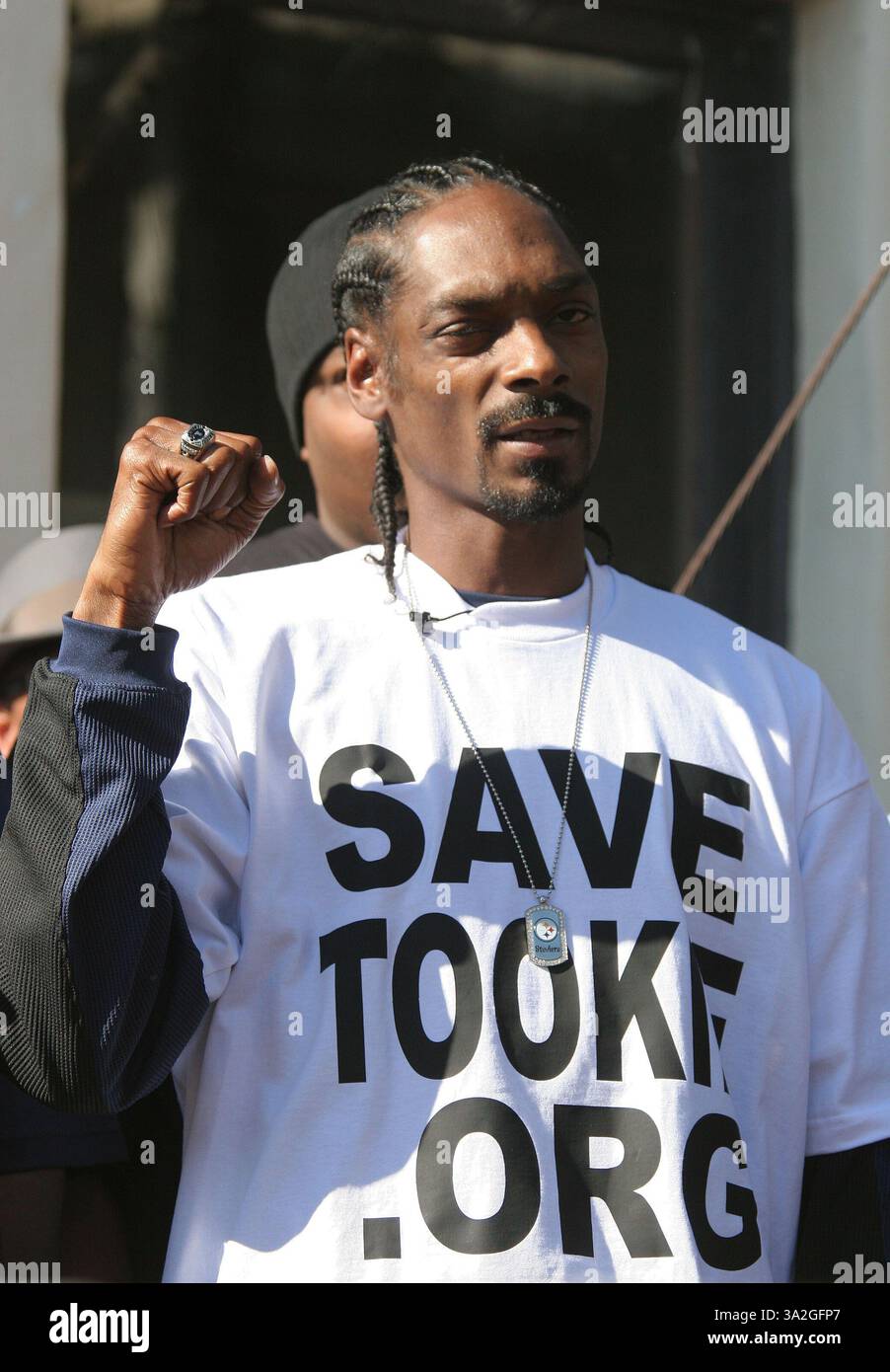 Nov 19, 2005; San Quentin, CA, USA; SNOOP DOGG (R), speaks at a rally ...