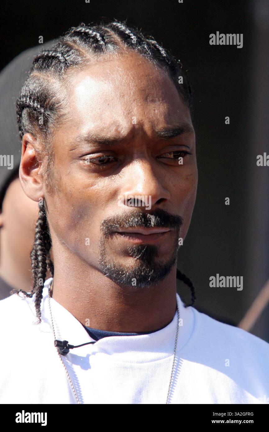 Nov 19, 2005; San Quentin, CA, USA; SNOOP DOGG (R), speaks at a rally ...