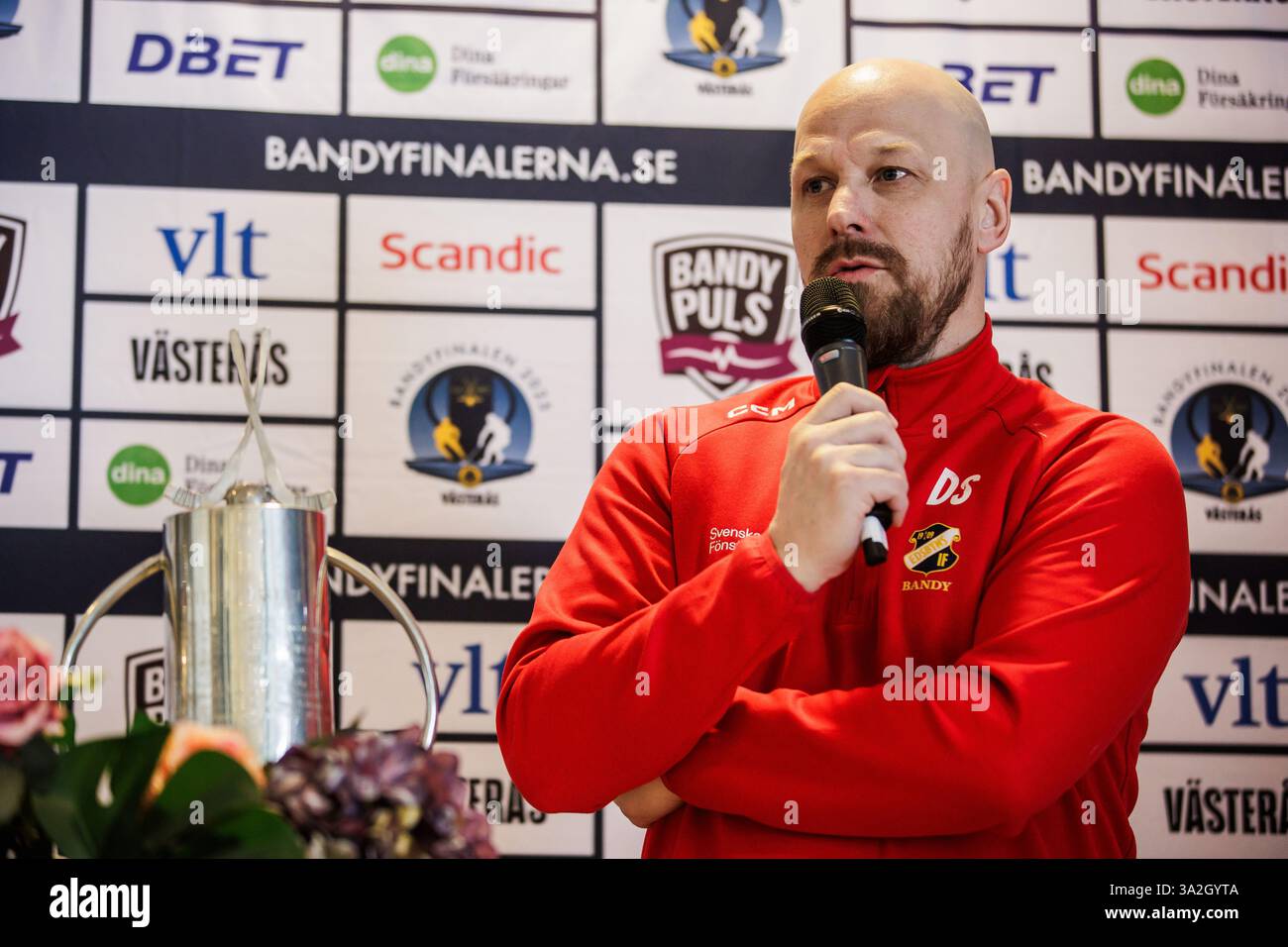 250313 Edsbyns tränare Daniel Skarps under en presskonferens inför SM ...