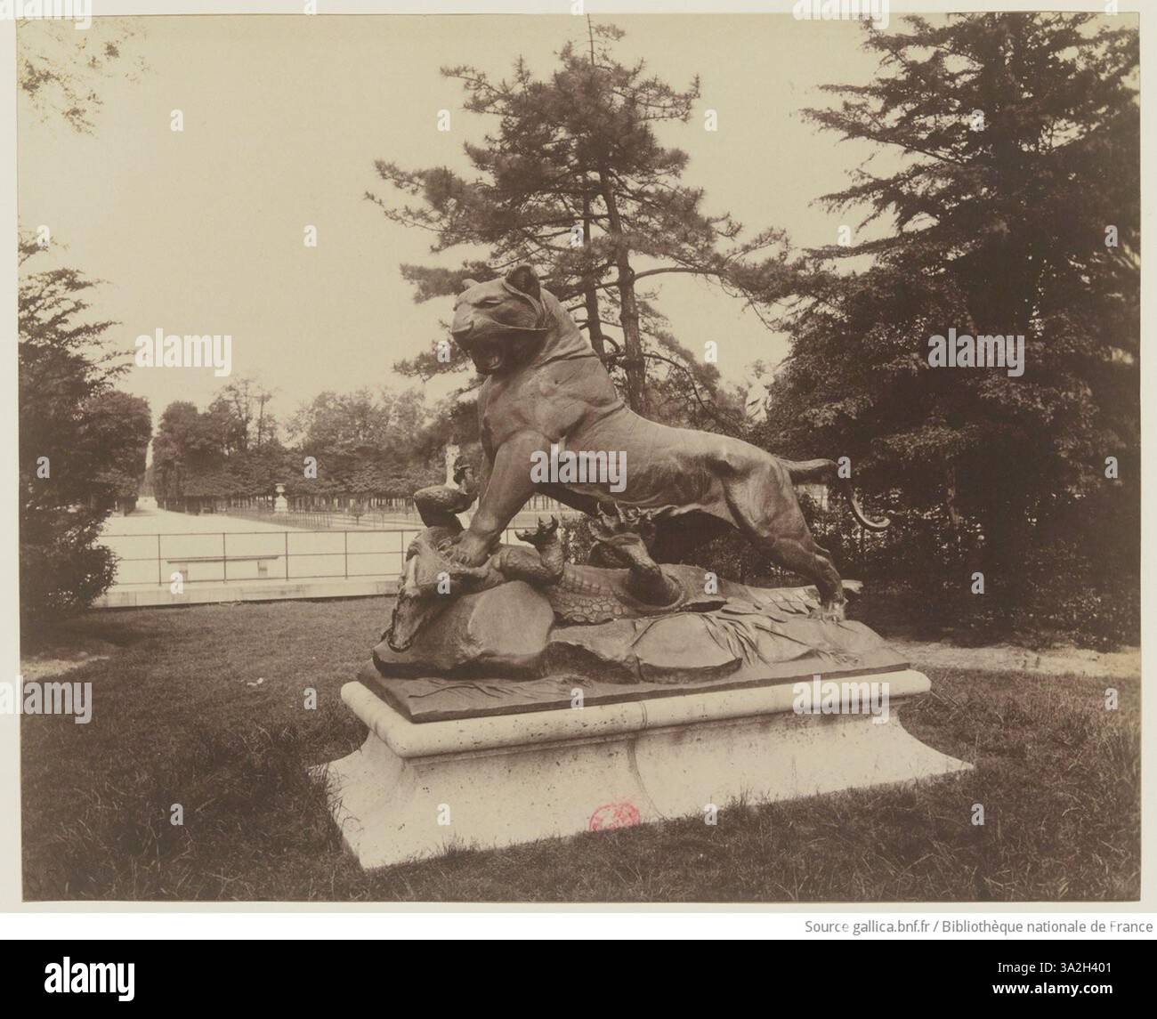 This photograph by Eugène Atget depicts the sculpture 'Lion et ...