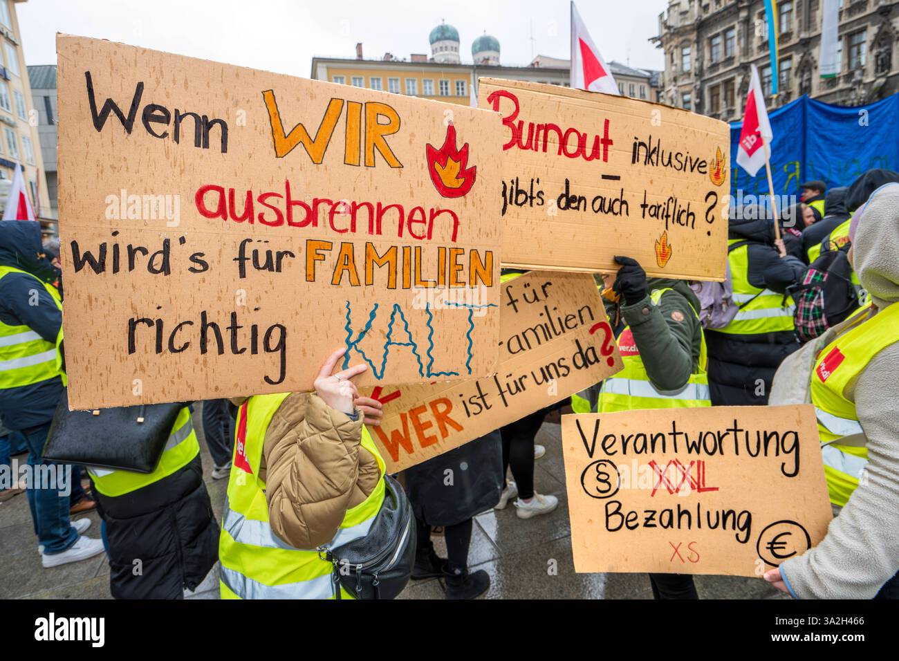 Verdi Kundgebung auf dem Marienplatz, Teilnehmer mit Schildern, München ...