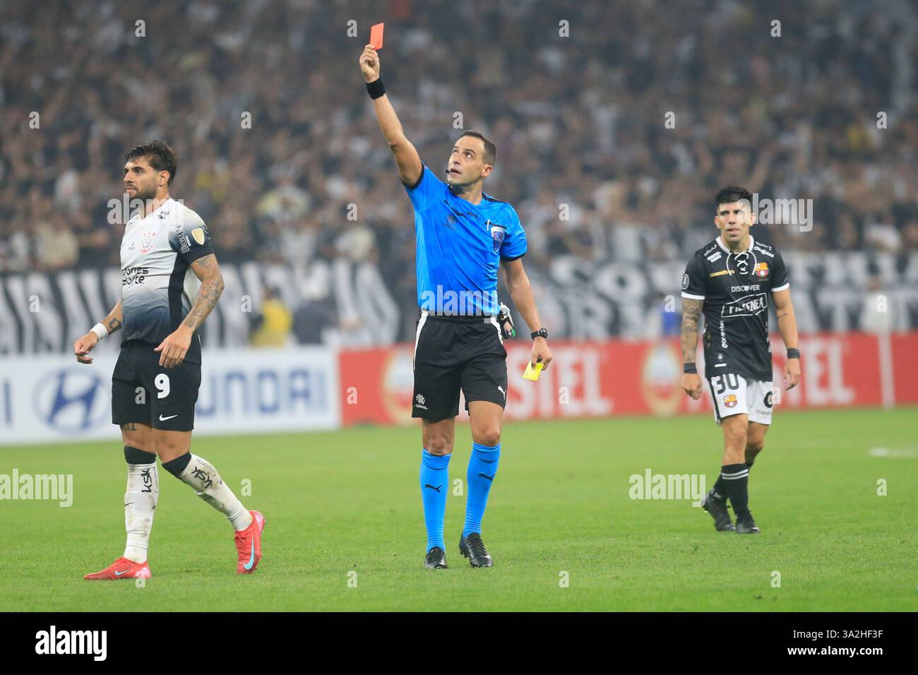 Esteban Ostojich during the match between Corinthians and Barcelona at ...
