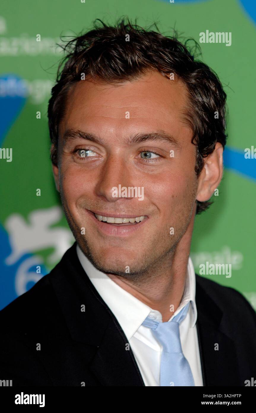 JUDE LAW .Photocall for "Sleuth" at the 64th Venice Film Festival (La ...