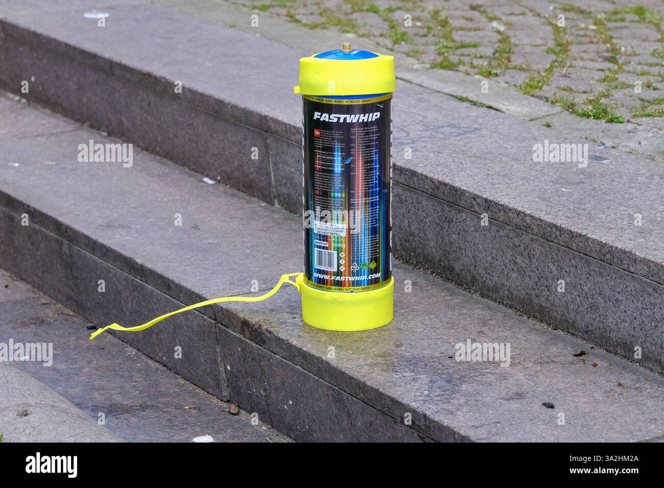 Düsseldorf 13.03.2025 Lachgas Fastwhip Lachgas Lachgaskartusche ...