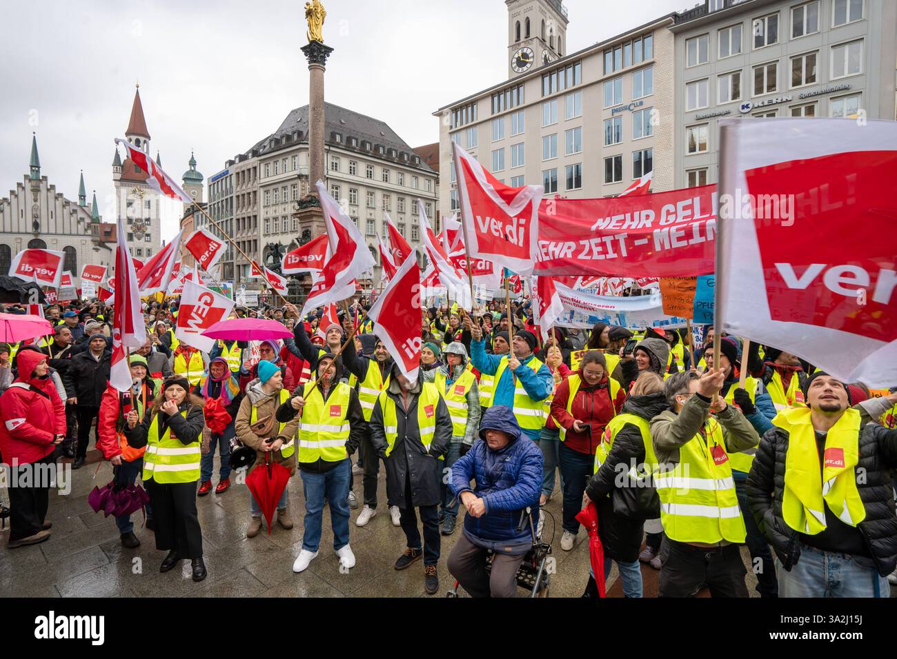 Verdi Kundgebung auf dem Marienplatz, begleitet die Warnstreiks, München, 13. März 2025 ...