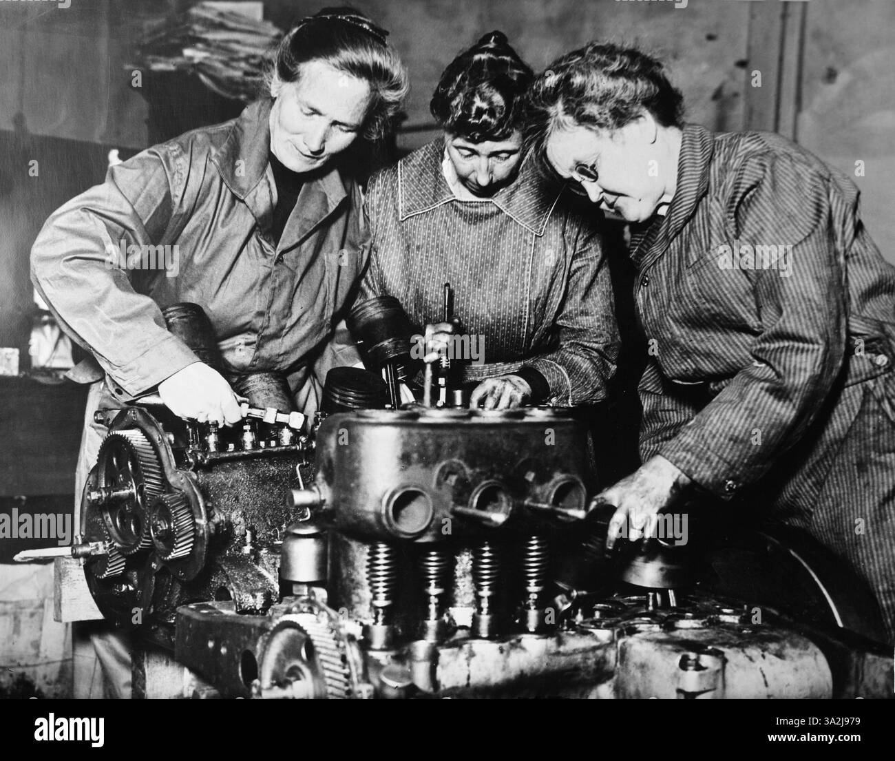 Auto repairs, Los Angeles, between ca. 1915 and ca. 1920. Women auto ...