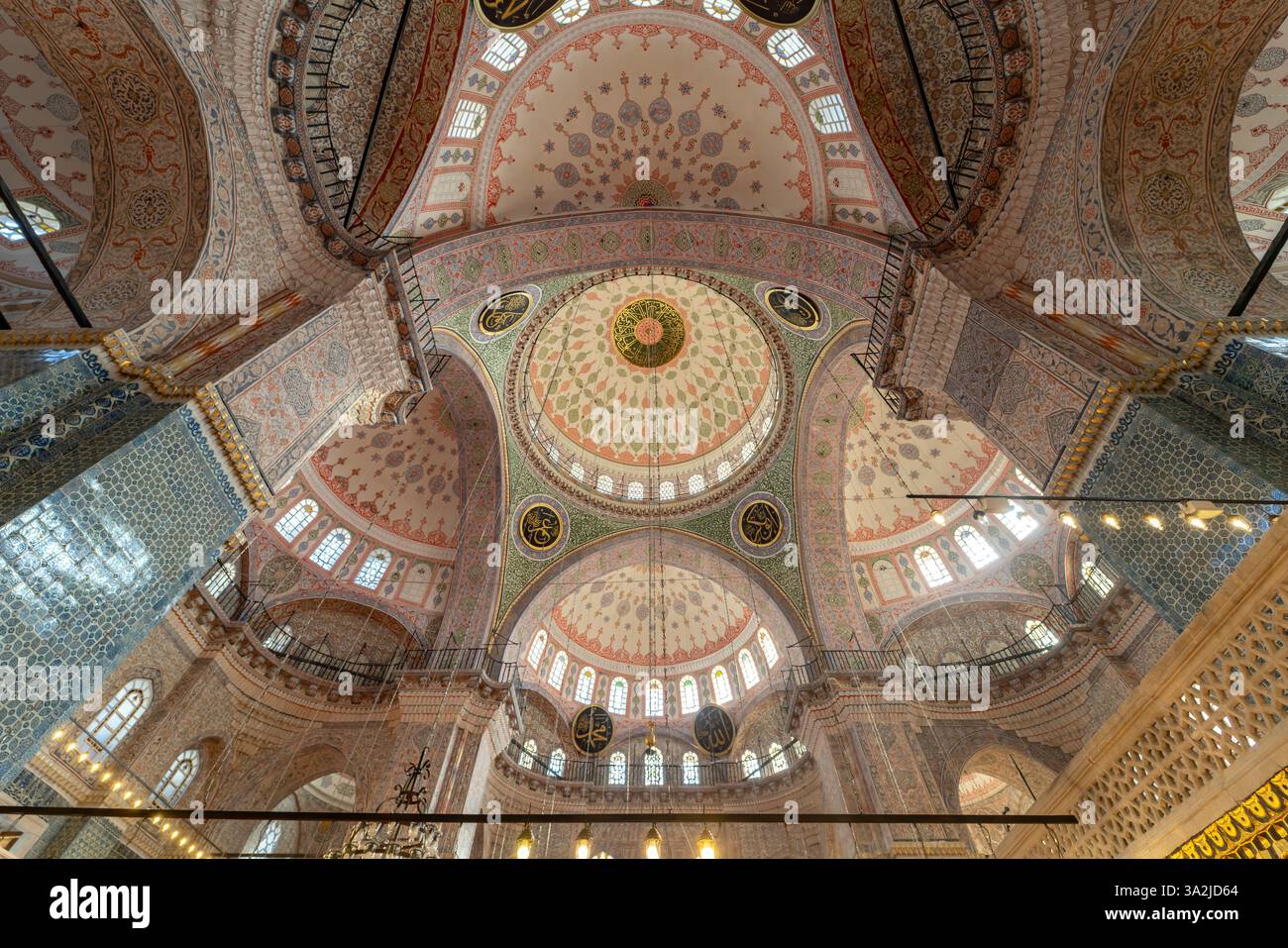 Innenraum und Kuppeln der Neuen Moschee Yeni Camii in Istanbul, Türkei ...