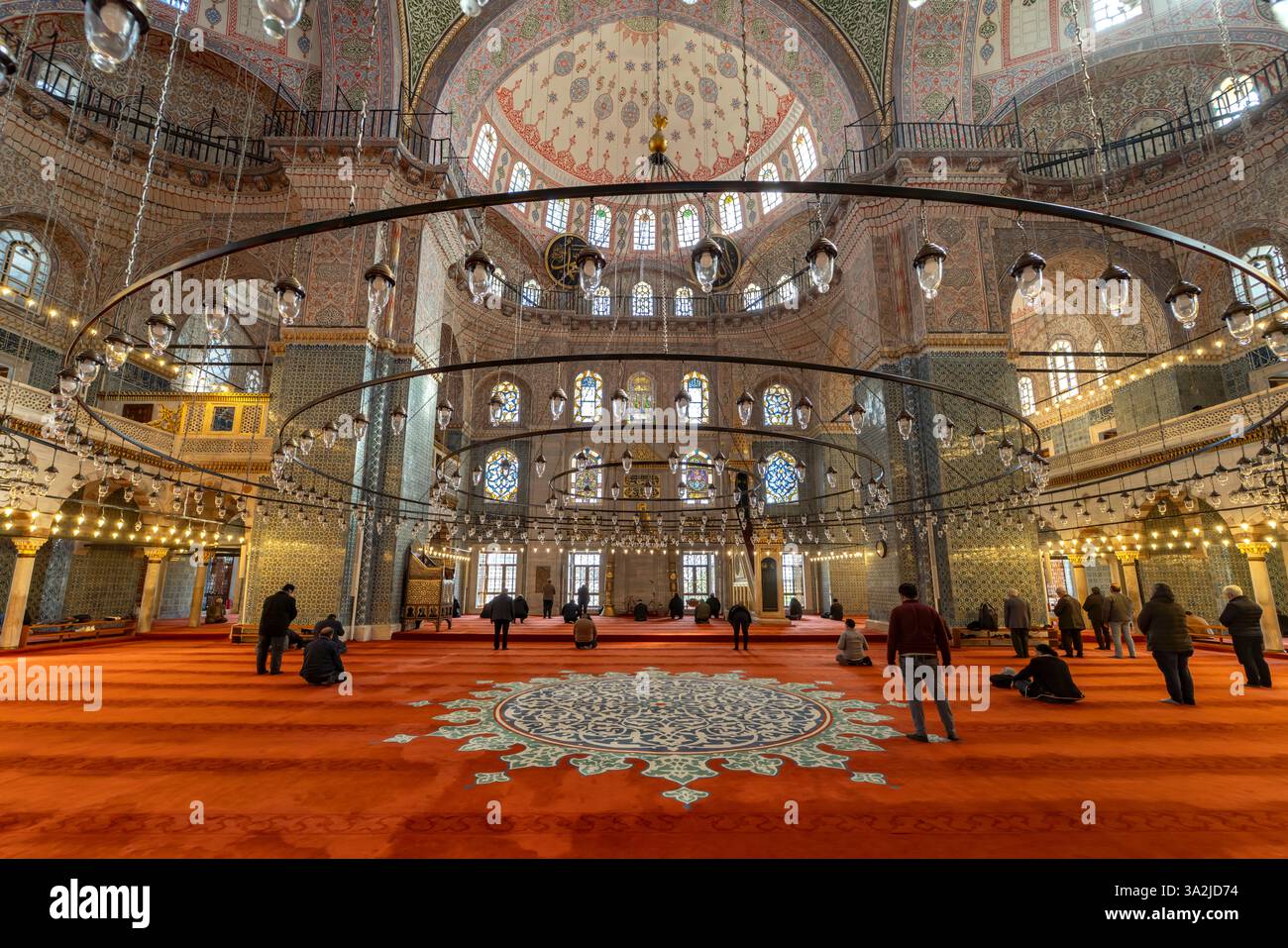 Innenraum und Kuppel der Neuen Moschee Yeni Camii in Istanbul, Türkei ...