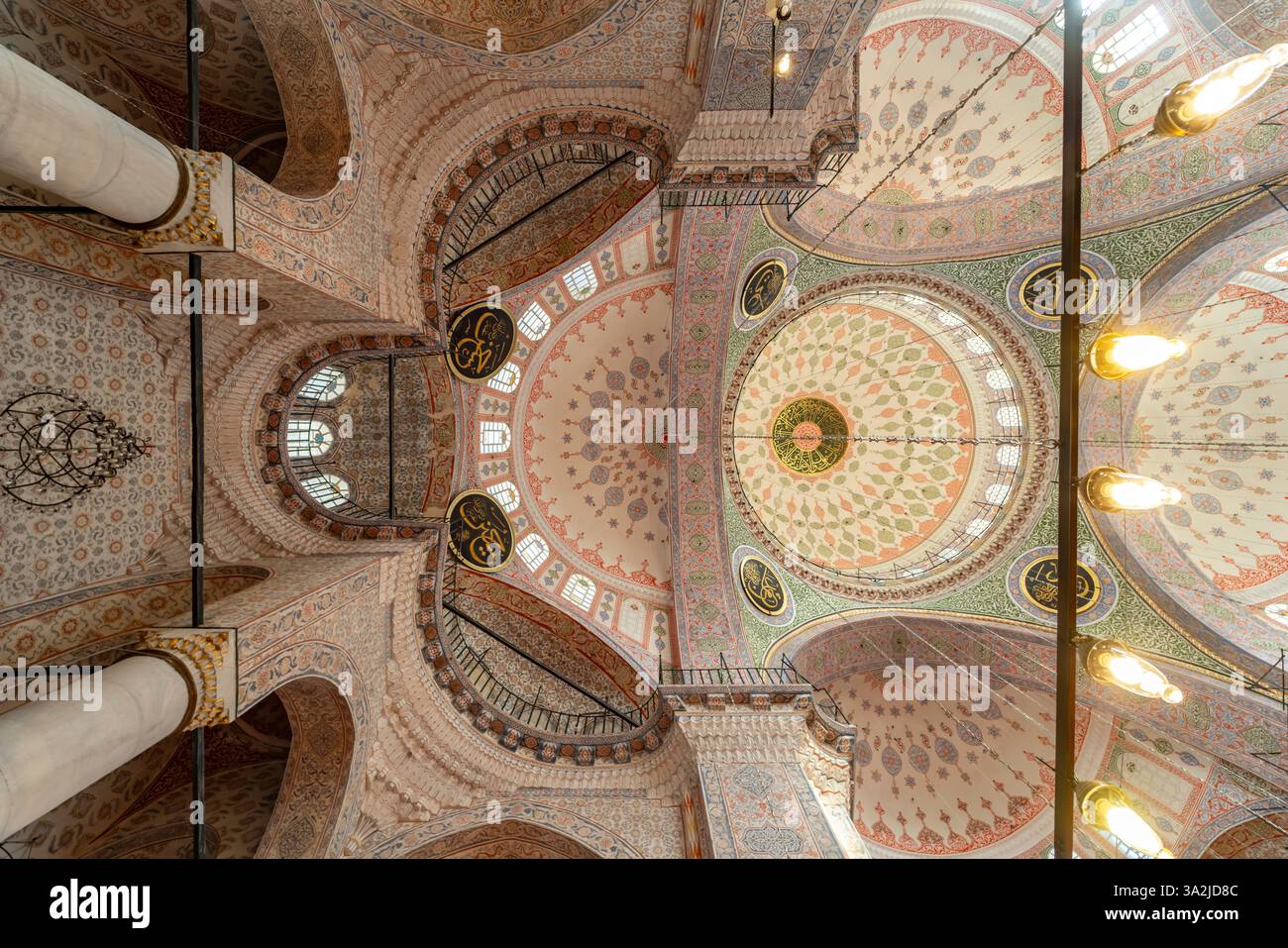 Innenraum und Kuppeln der Neuen Moschee Yeni Camii in Istanbul, Türkei ...