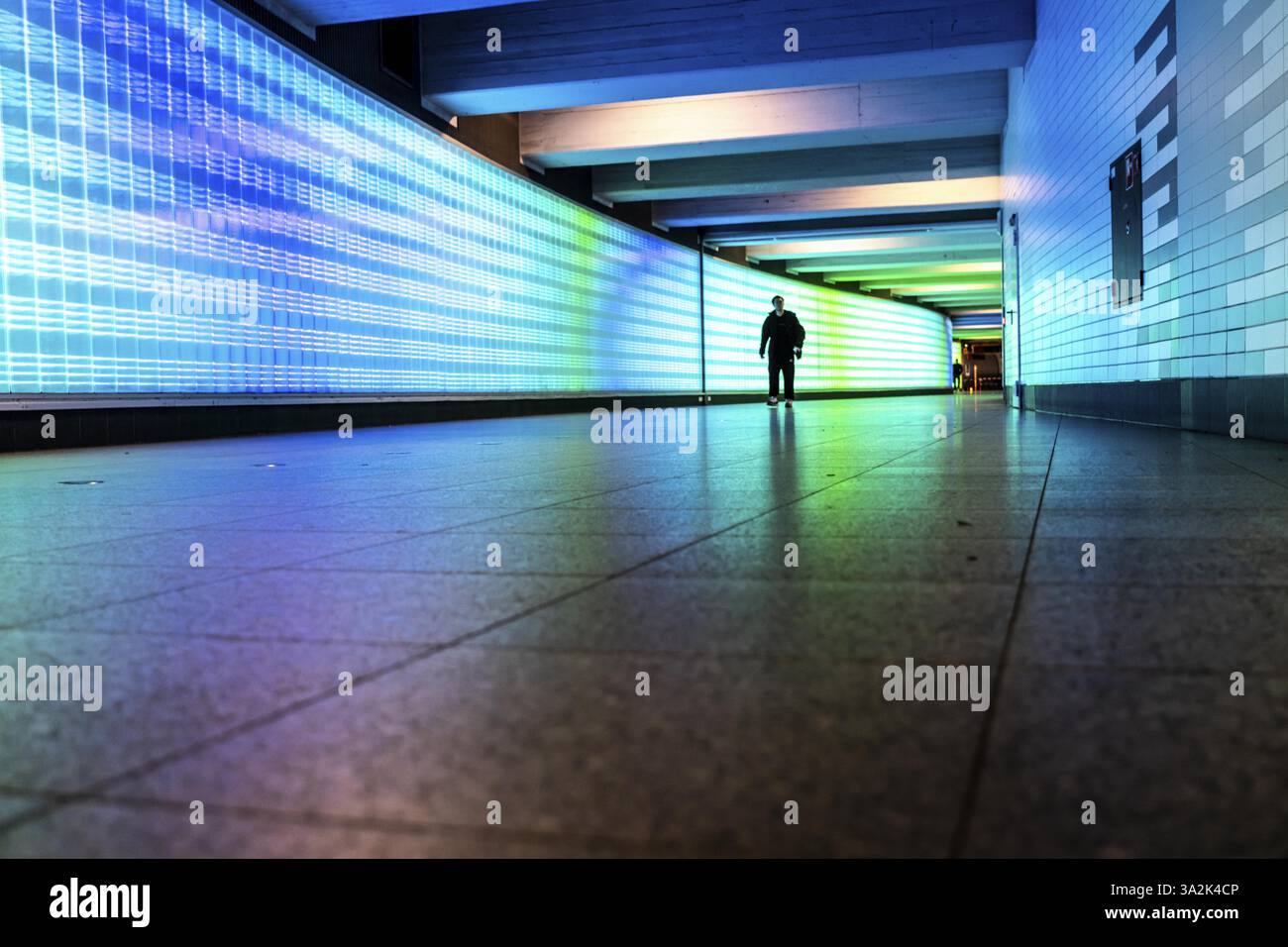Passage under Essen's main railway station, connects entrances to the ...