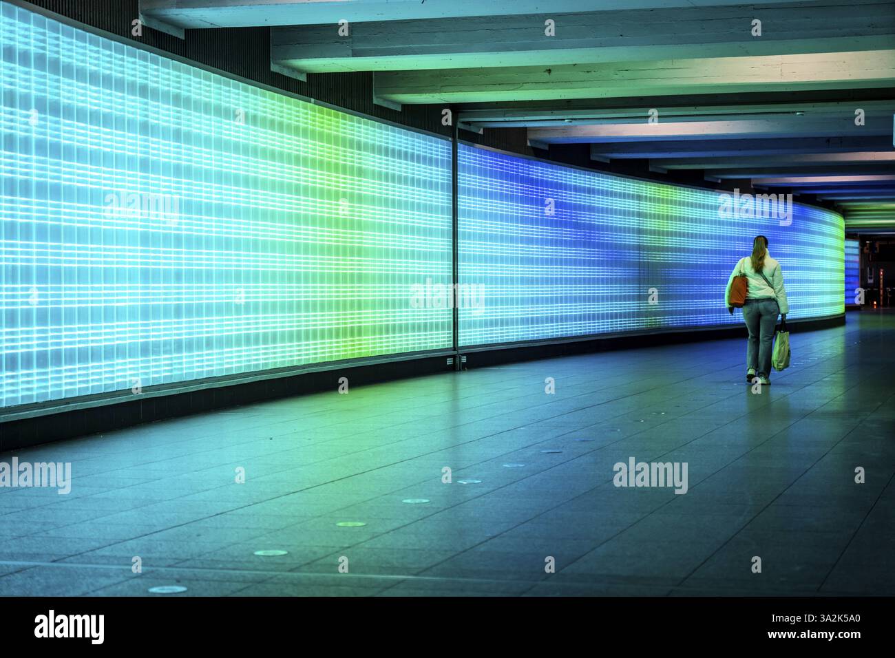 Passage under Essen's main railway station, connects entrances to the ...